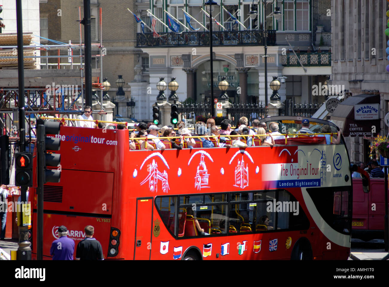 Open tourist bus in Trafalgar Square London Stock Photo - Alamy