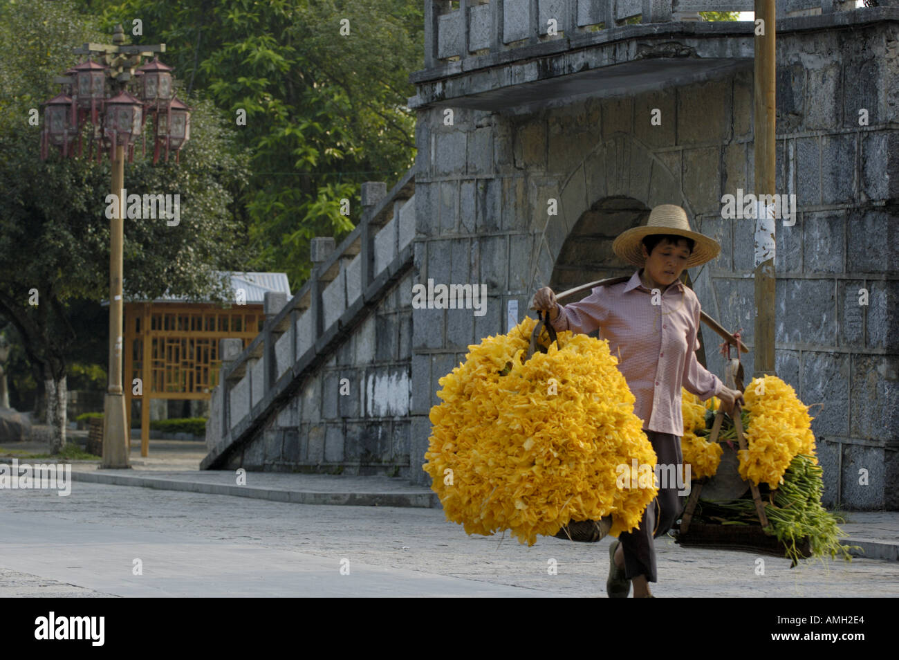 Flower handling hi-res stock photography and images - Alamy