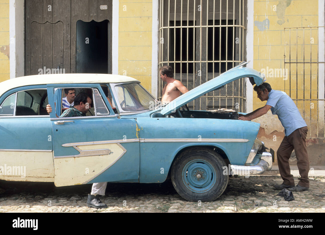Cuban repairing old car. Trinidad. Cuba Stock Photo - Alamy