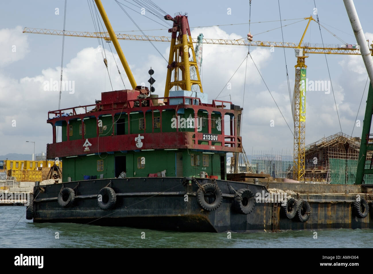 Tug boat victoria harbour hong hi-res stock photography and images - Alamy