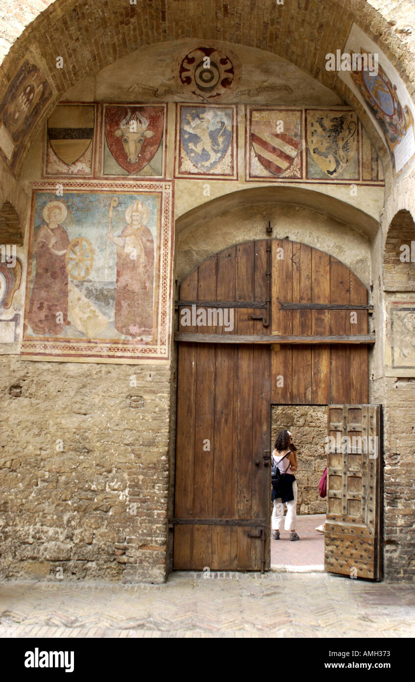 Medieval archway in San Gimignano Tuscany Italy Stock Photo - Alamy