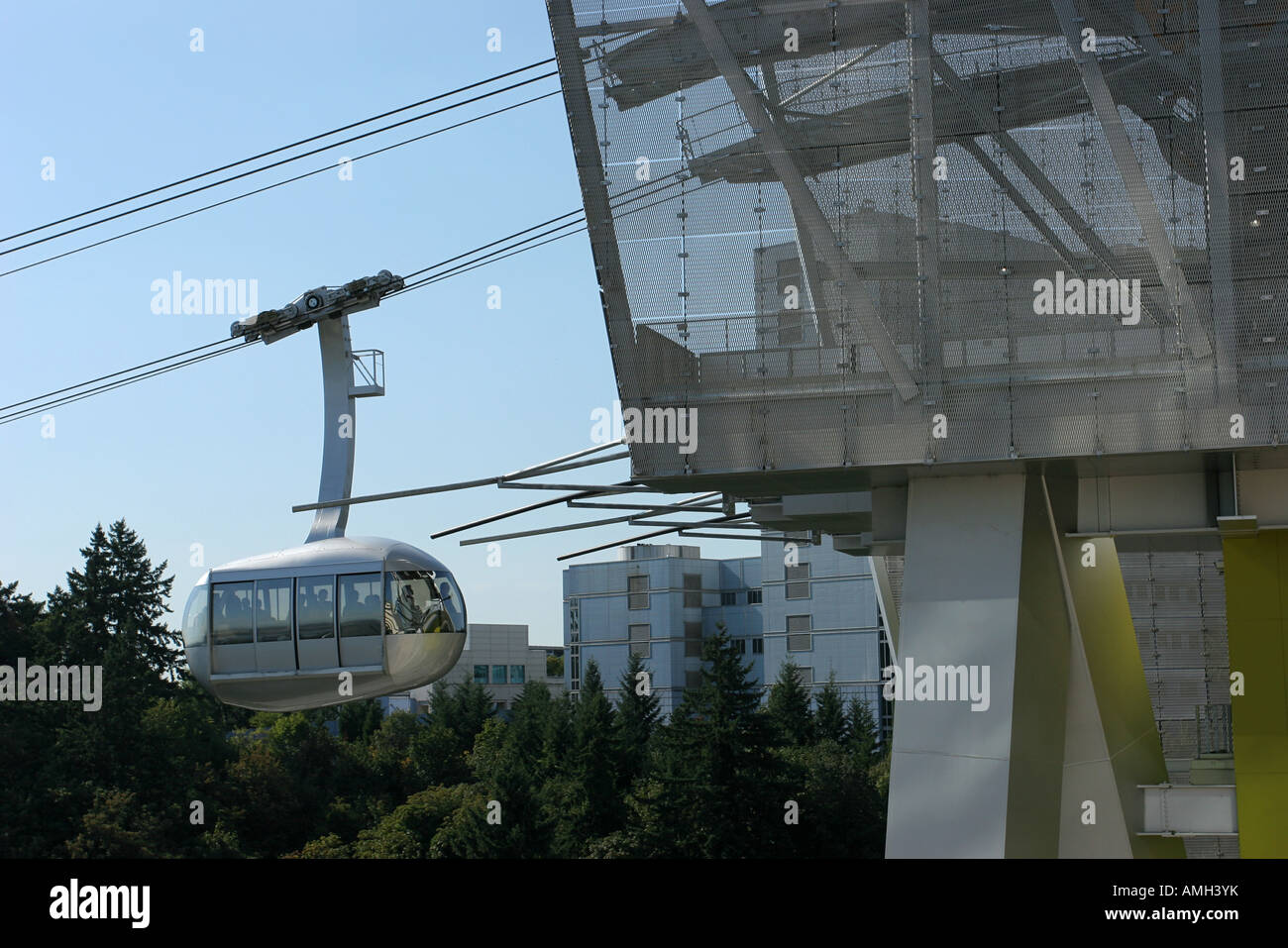 Portland oregon aerial tram hi-res stock photography and images - Alamy