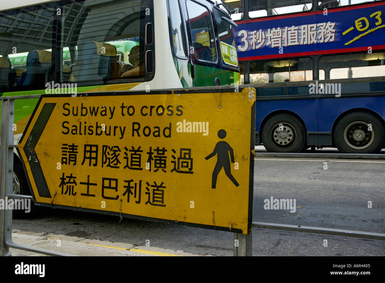 Chinese road direction signs hi-res stock photography and images - Alamy