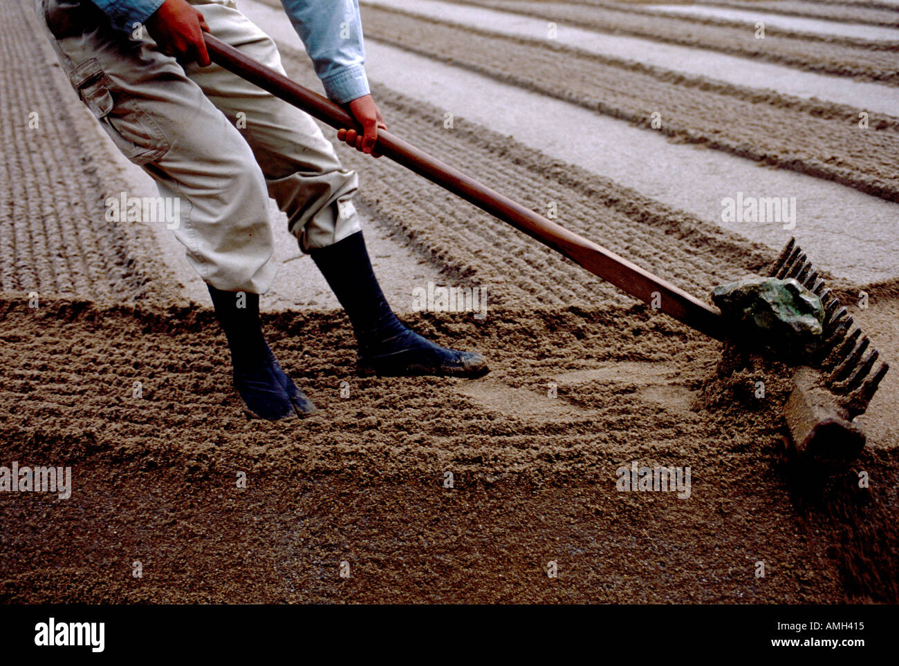 Japanese zen garden raking hi-res stock photography and images - Alamy