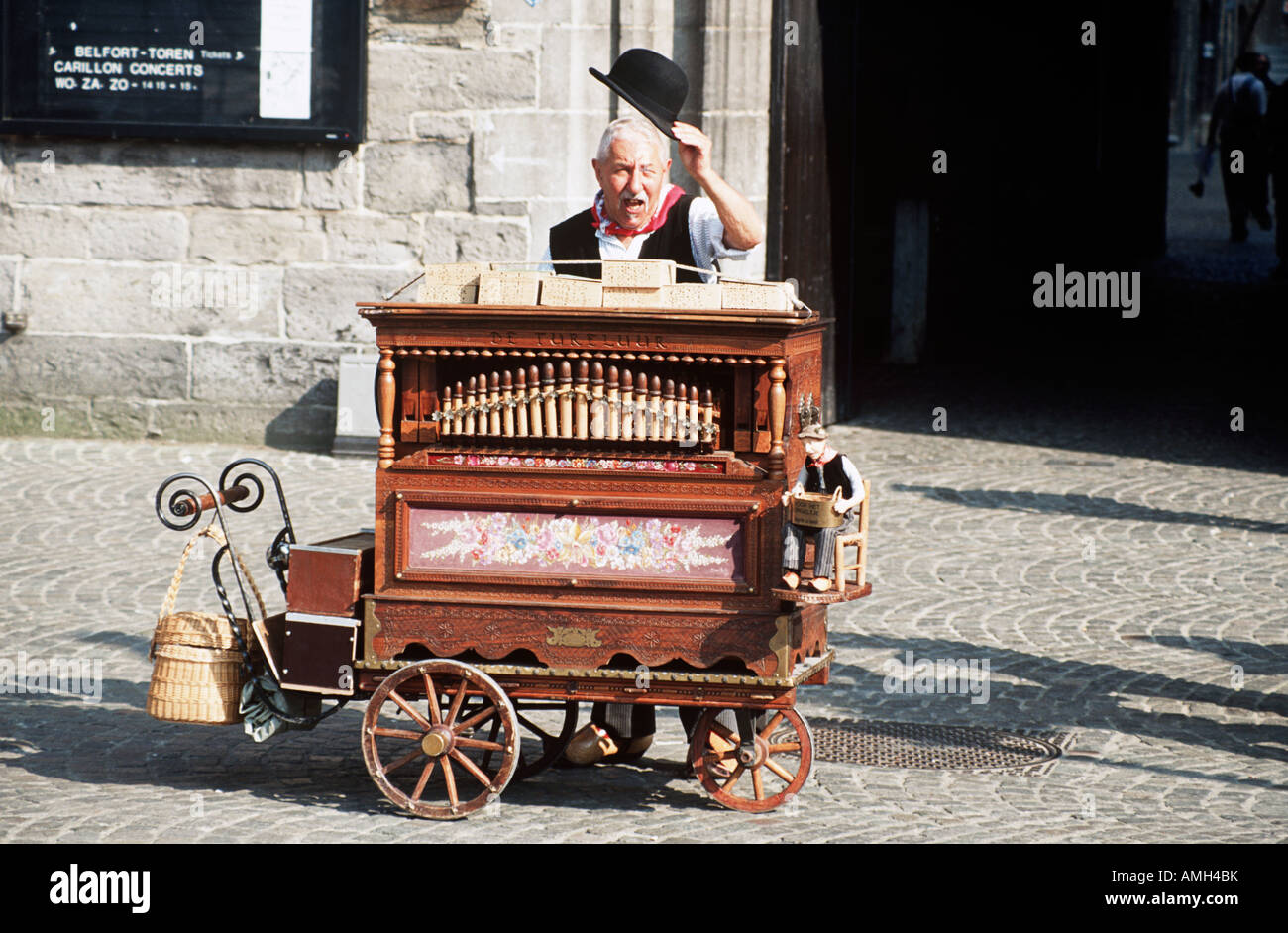 Barrel organs hi-res stock photography and images - Alamy