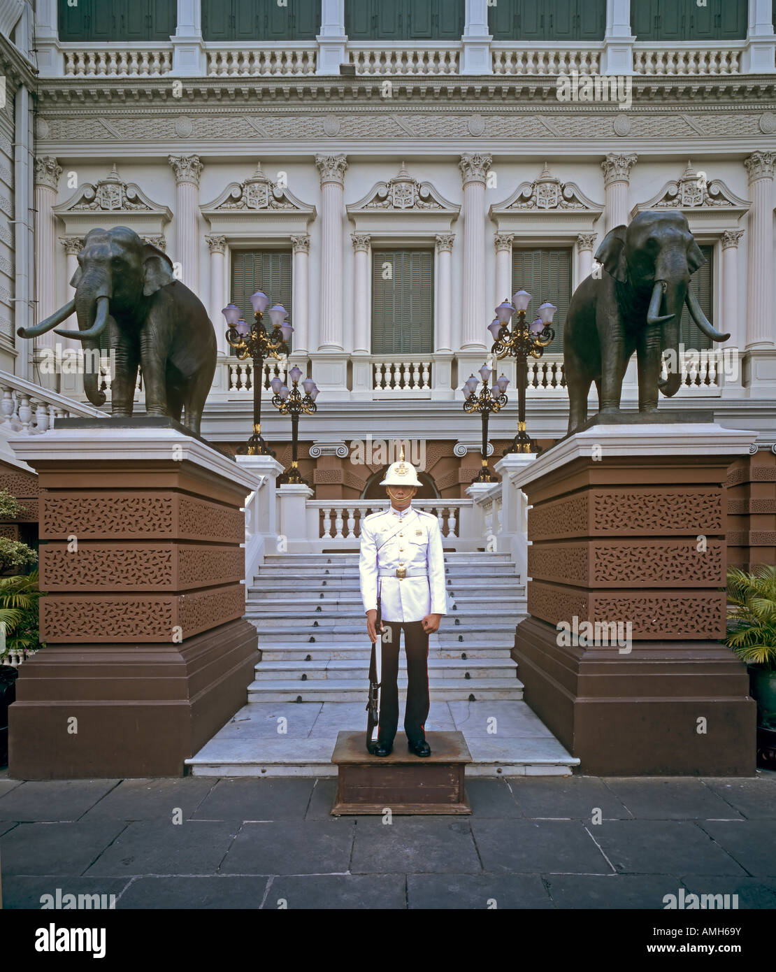 Royal guard Grand Palace Bangkok Stock Photo - Alamy