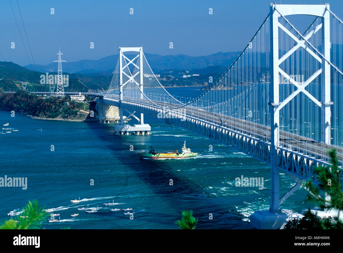 Japan, Shikoku, Naruto, Schiffe in den Wibeln unter der Naruto-Brücke ...