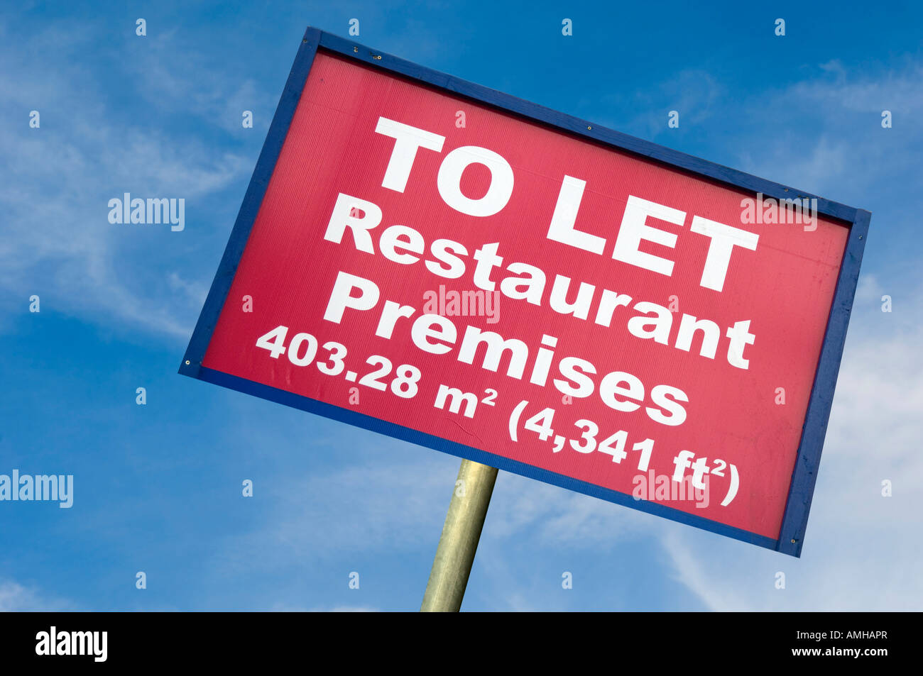 restaurant to let sign with blue sky Stock Photo - Alamy