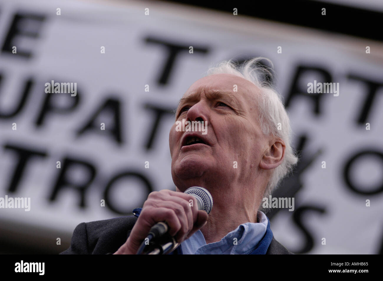 Tony Benn speaks at an anti Iraq war rally in London' Trafalgar square ...