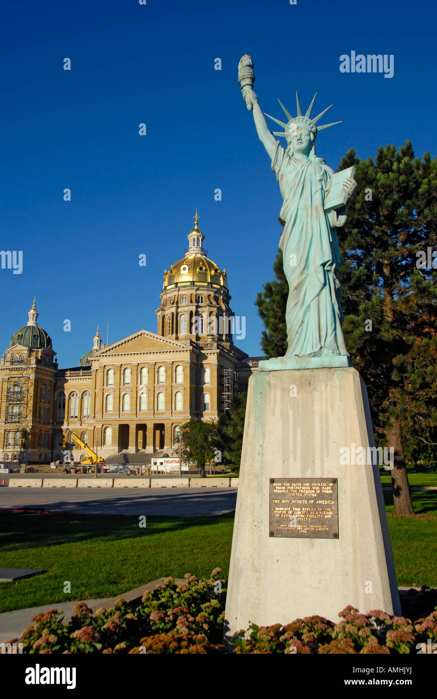 Statue of Liberty Monument on the grounds of The State Capitol Building ...