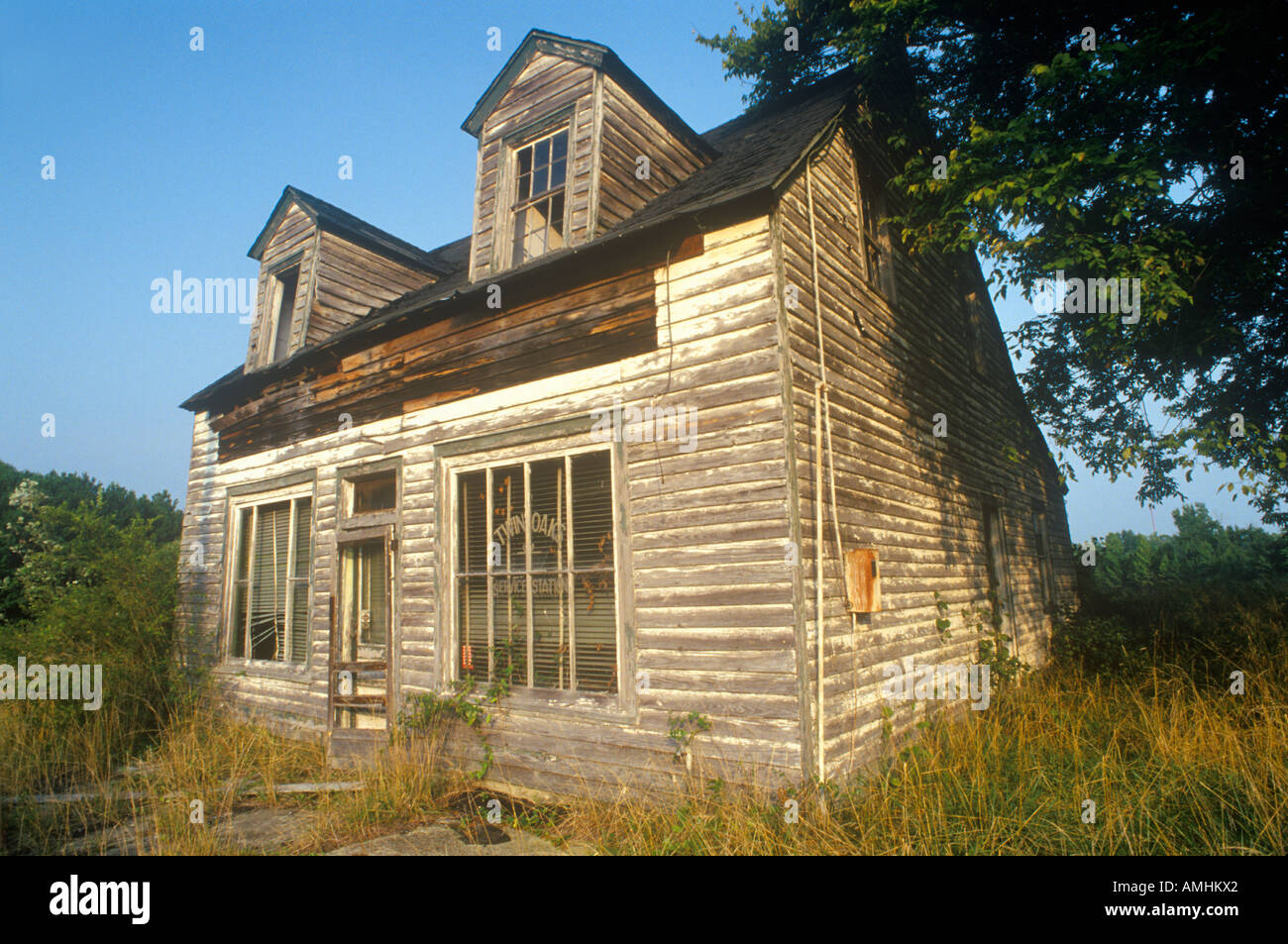Deserted service station on Route 1 VA Stock Photo - Alamy