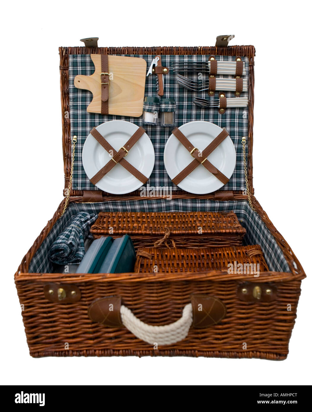 Traditional wicker picnic hamper Stock Photo - Alamy