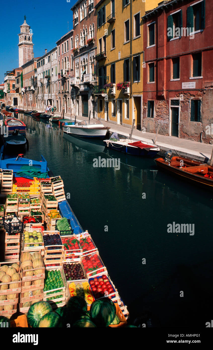 Obst und gemuseverkaufsboot hi-res stock photography and images - Alamy