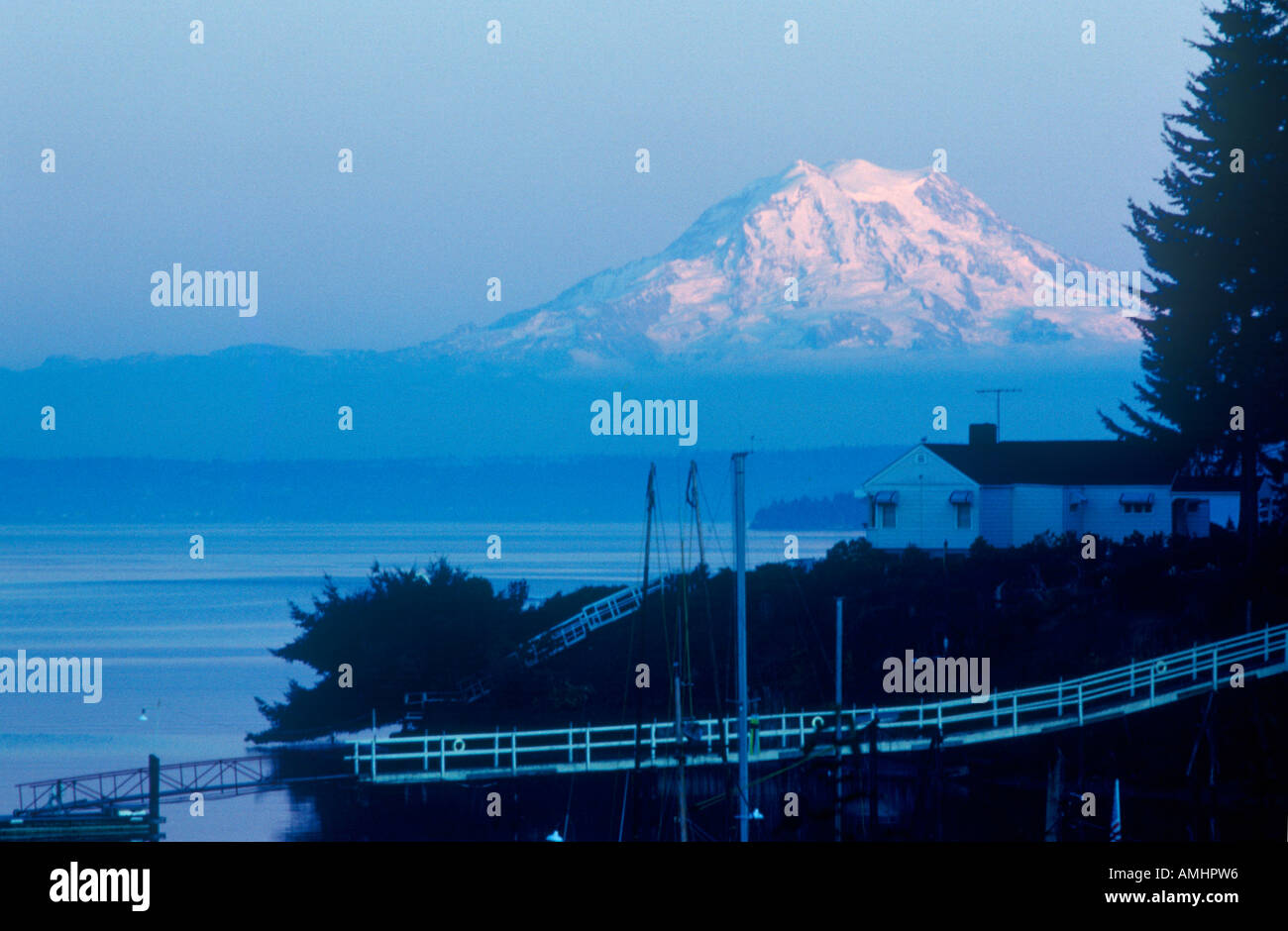 Snow capped Mt Rainier from Seattle WA Stock Photo - Alamy
