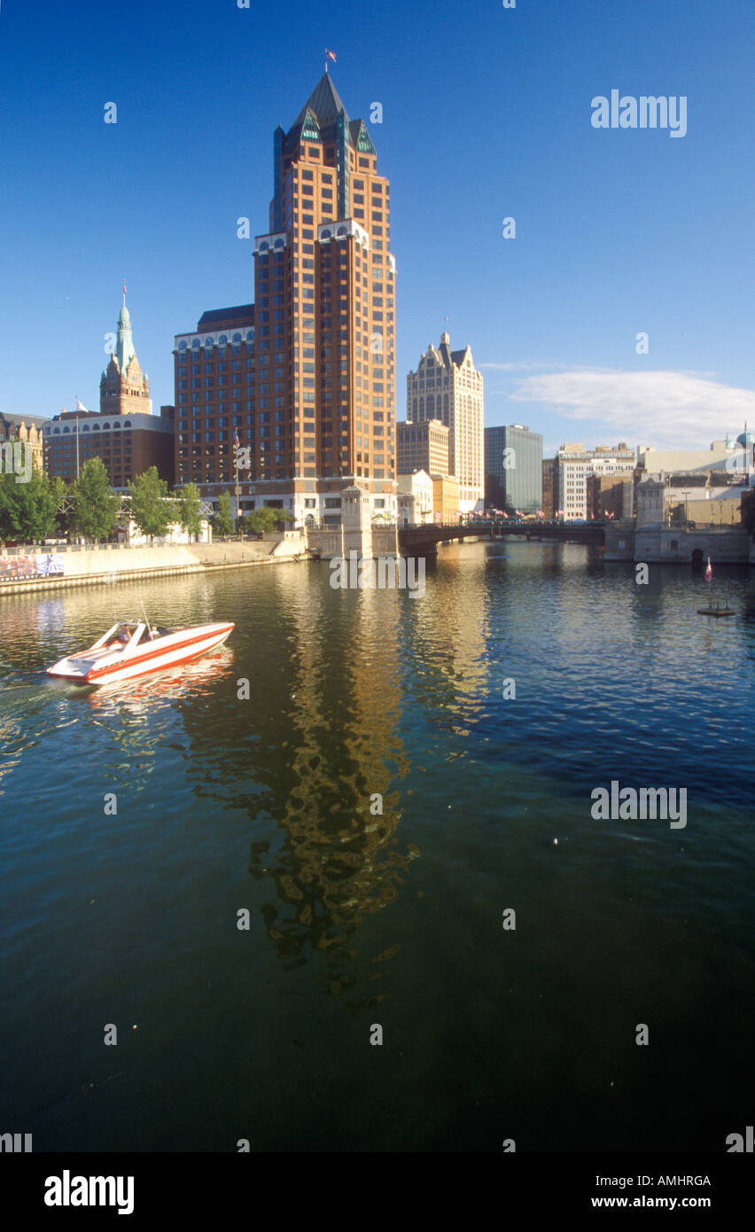 Milwaukee skyline hi-res stock photography and images - Alamy