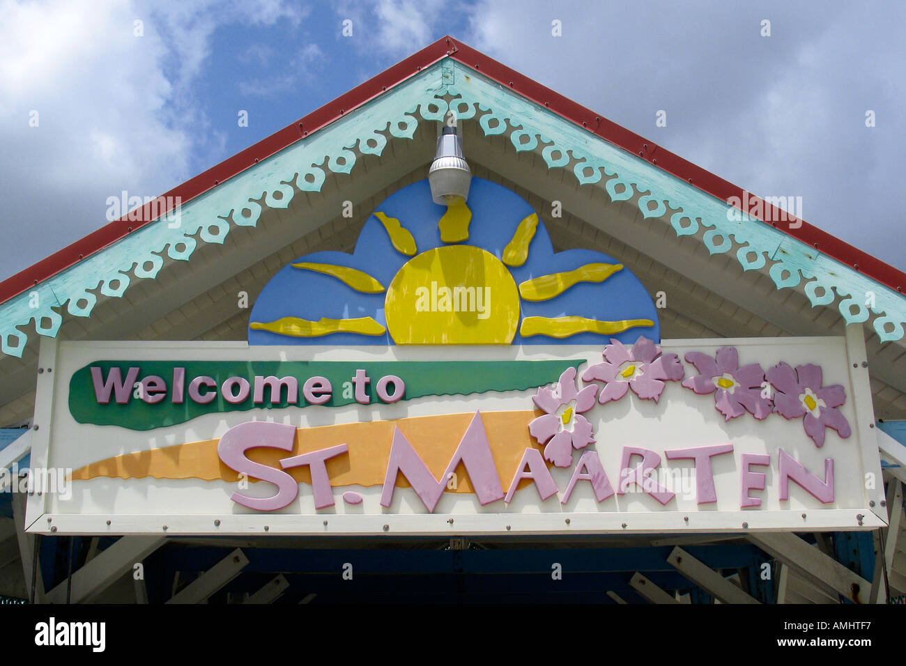 Welcome to St Maarten sign jetty Philipsburg Stock Photo - Alamy
