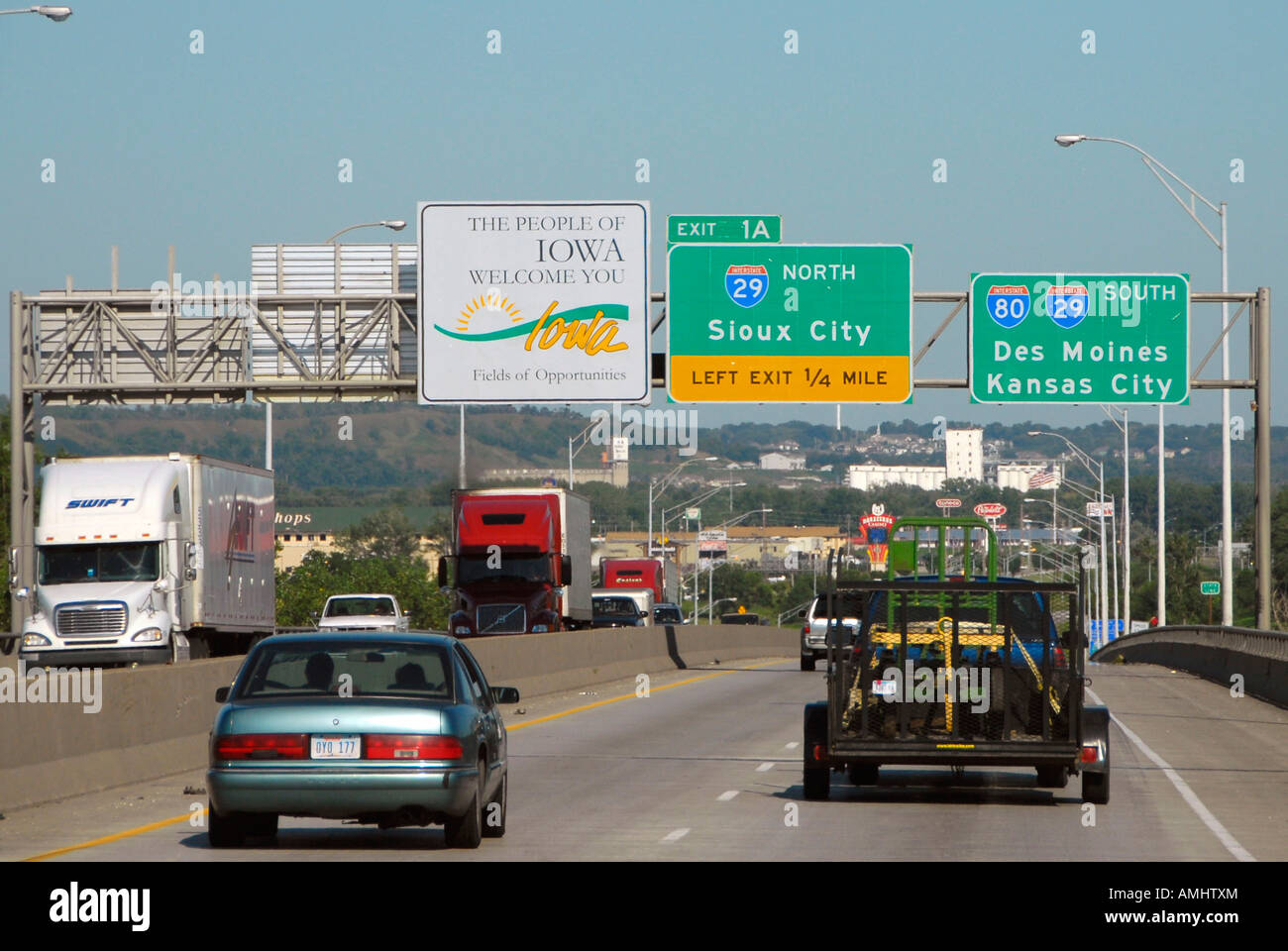 Welcome to Illinois sign on Interstate 80 freeway leaving Davenport ...