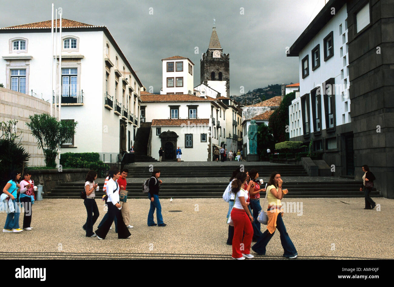 Madeira, Funchal, Blick von der Avenida do Mar durch die Rua da ...