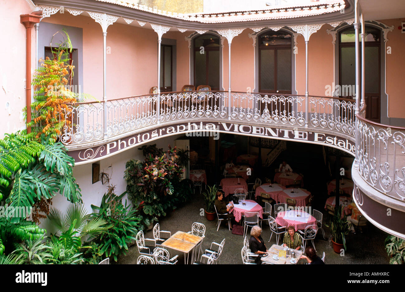 Madeira, Funchal, Cafe im Hof des Fotomuseum Vicentes Stock Photo - Alamy