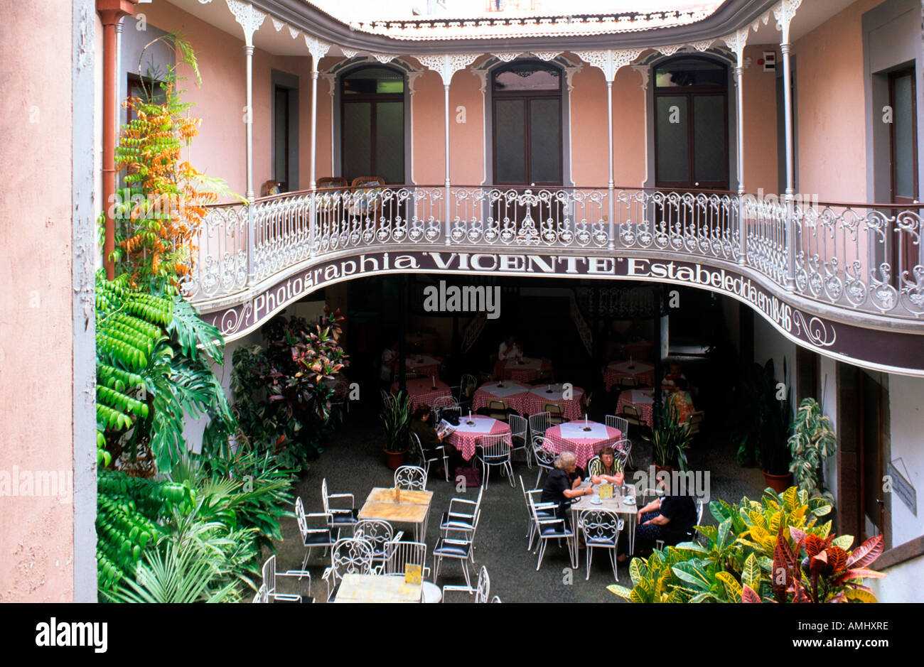 Madeira, Funchal, Cafe im Hof des Fotomuseum Vicentes Stock Photo - Alamy
