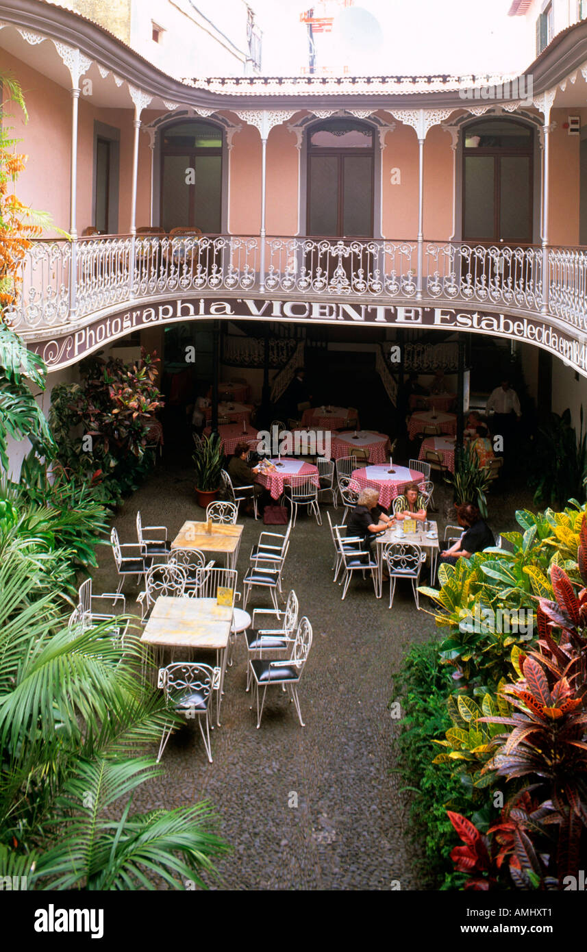 Madeira, Funchal, Cafe im Hof des Fotomuseum Vicentes Stock Photo - Alamy