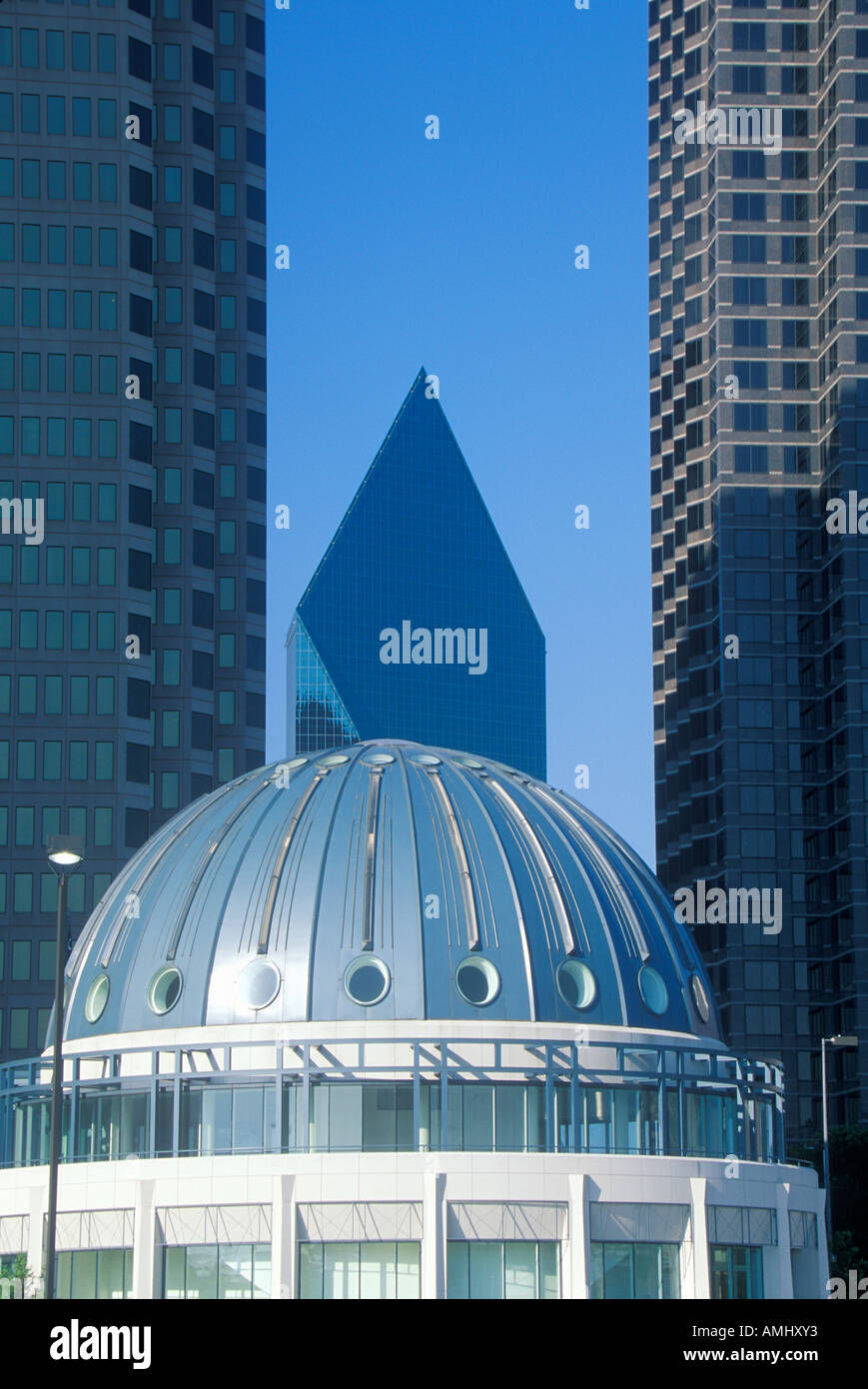 Fountain place tower dallas texas hi-res stock photography and images ...