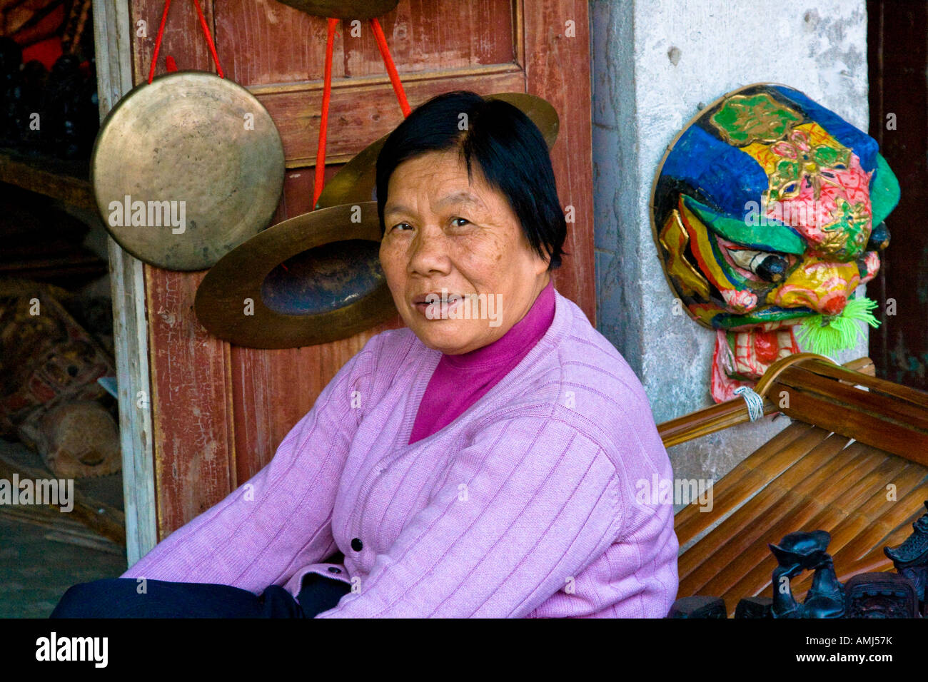 Chinese woman on street hi-res stock photography and images - Alamy