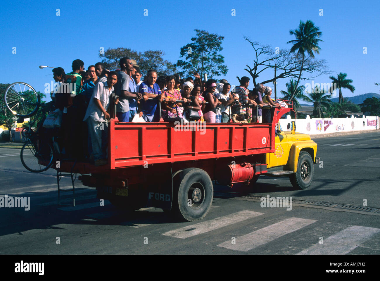 Kuba, Santiago de Cuba, Strasse in Santiago de Cuba, LKW als Autobus ...