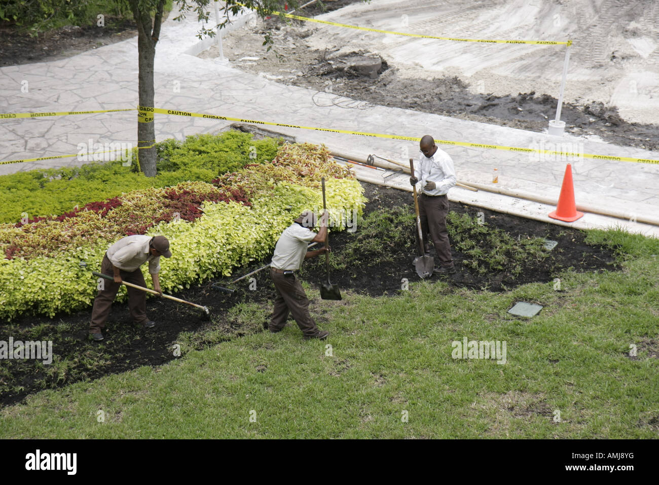 Landscapers work hi-res stock photography and images - Alamy