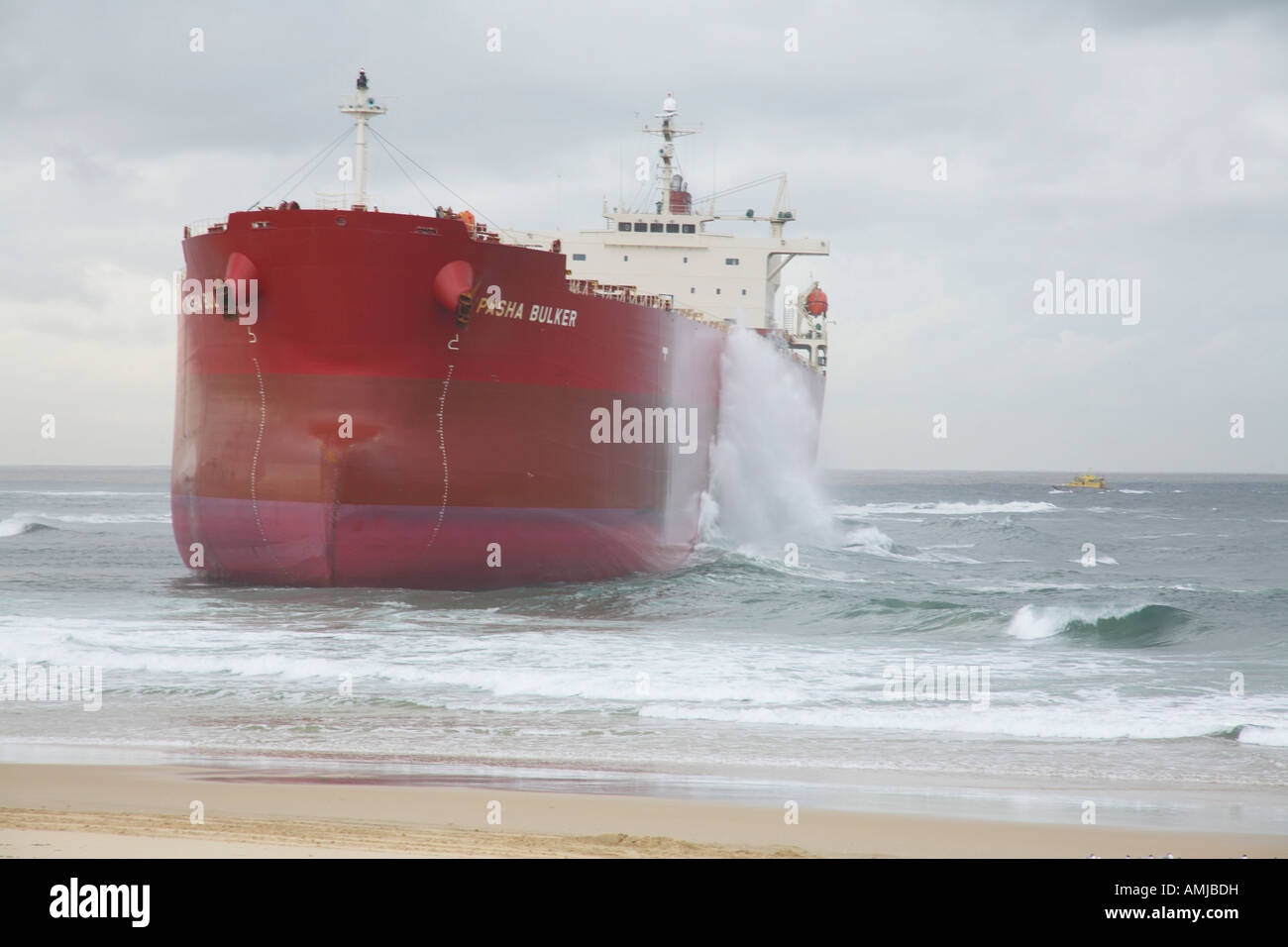Ocean waves crashing against shipwreck hi-res stock photography and ...