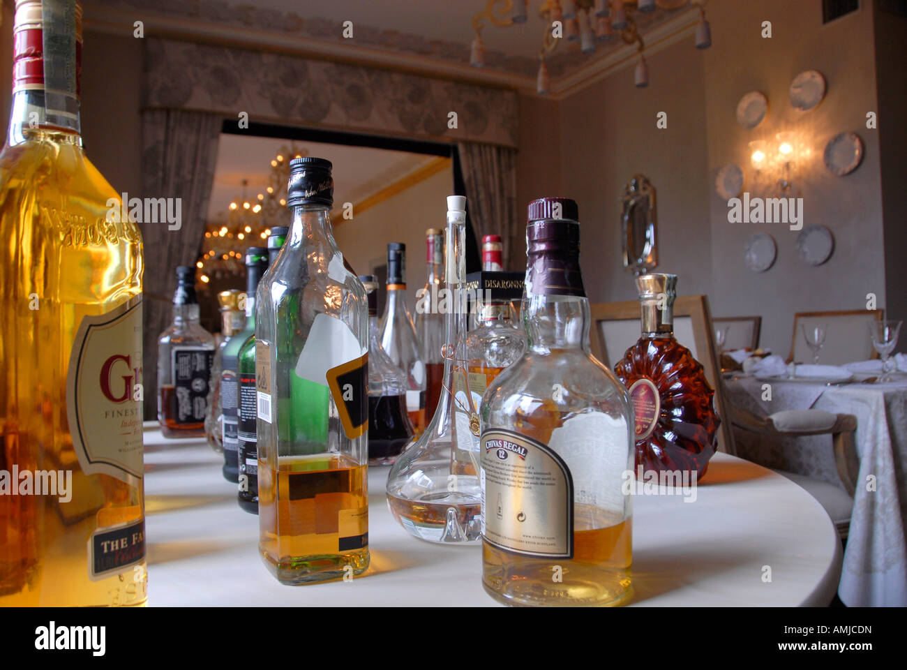 Fancy french restaurant interior decor hi-res stock photography and ...