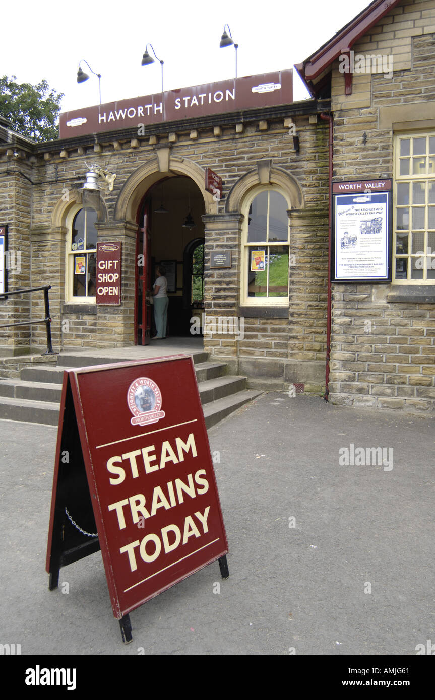 worth railway station haworth station steam trains today traditional ...