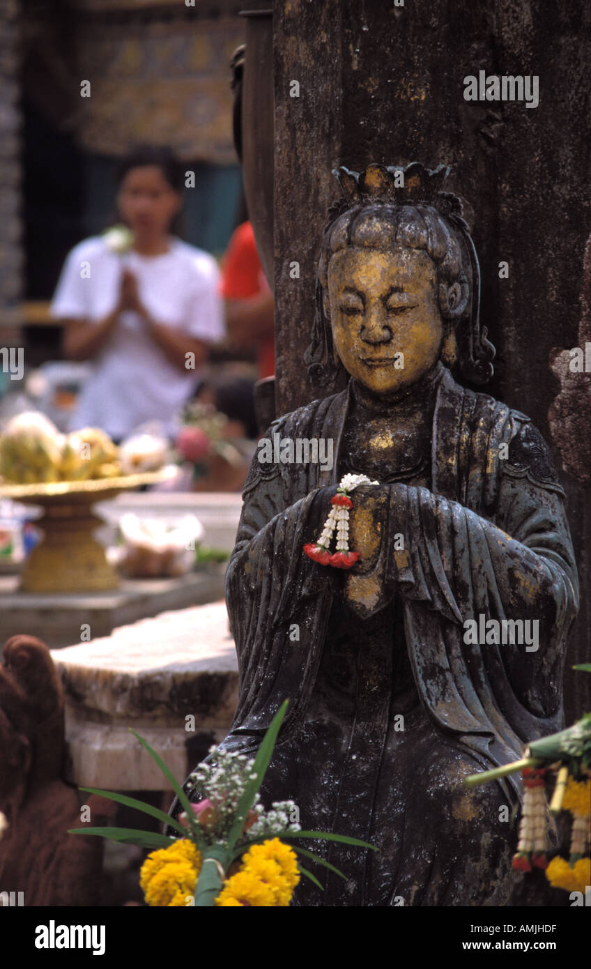 Bangkok praying in the Wat Poh temple Stock Photo - Alamy