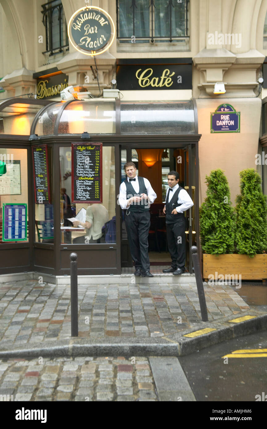 Waiters outside Paris Café Paris France Stock Photo - Alamy