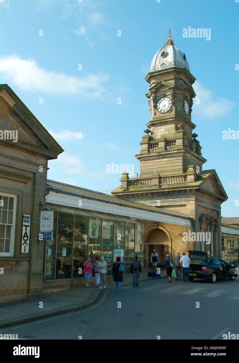 Scarborough railway station hi-res stock photography and images - Alamy