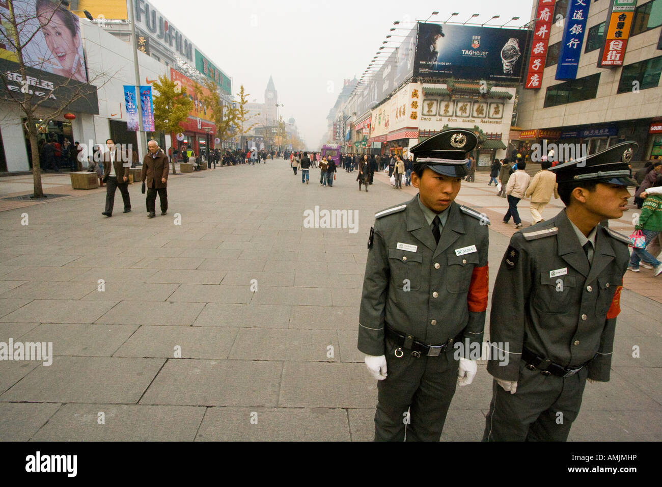 Uniformed security guard hi-res stock photography and images - Alamy