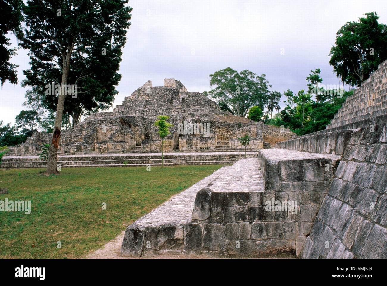Mexiko, Yucatan, Becan erbaut im Rio-Bec-Stil, Pyramide Stock Photo - Alamy
