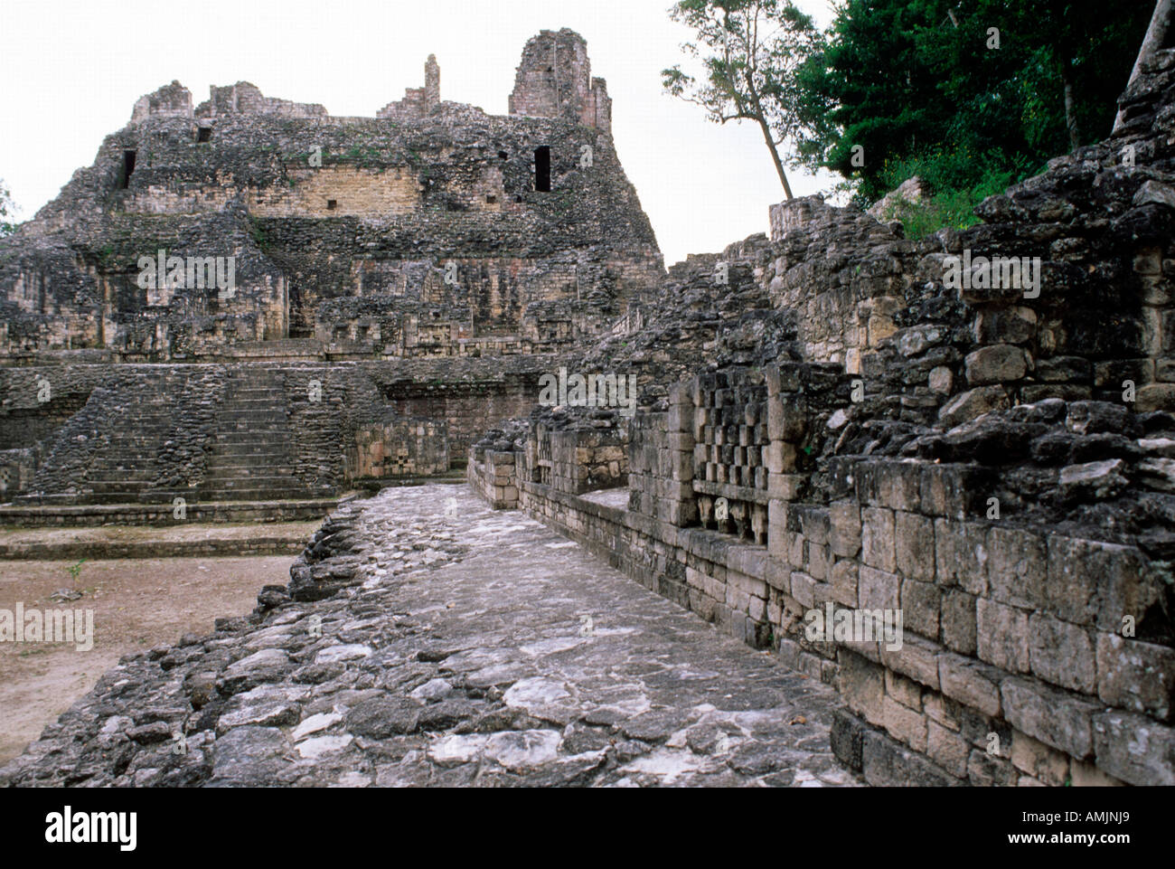 Mexiko, Yucatan, Becan erbaut im Rio-Bec-Stil, Pyramide Stock Photo - Alamy
