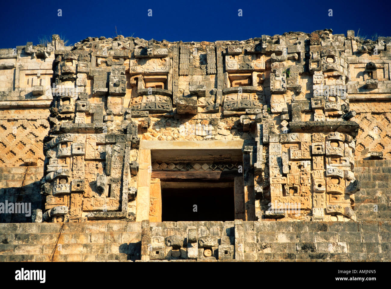 Mexiko, Yucatan, Uxmal im klassischen Maya-Puuc-Stil erbaut, Eingang ...