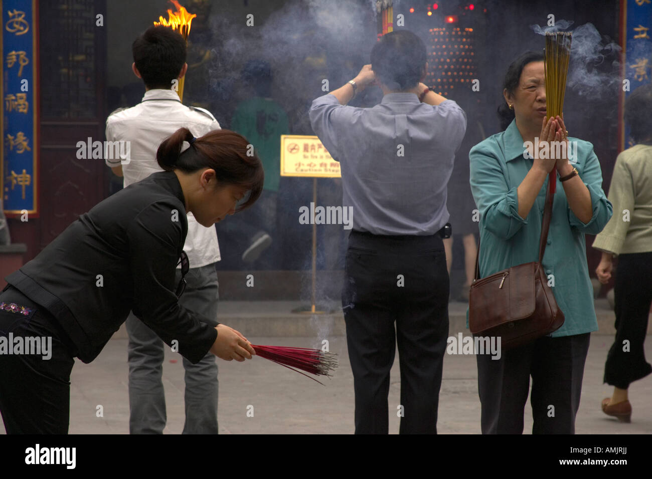 People Praying , City Temple , Shanghai , China Stock Photo - Alamy