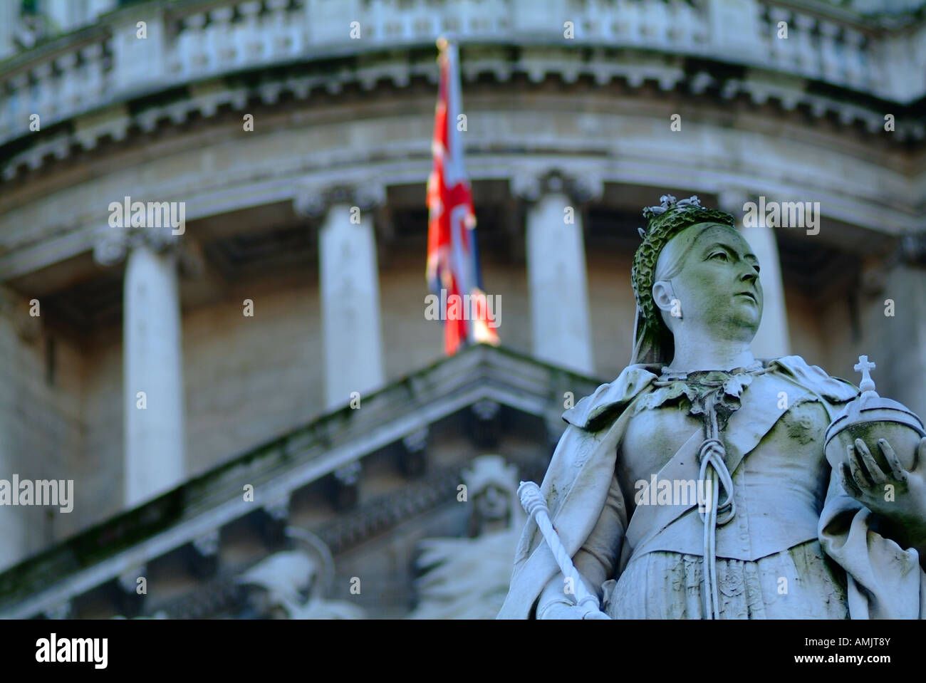 Statue Of Queen Victoria Belfast at Nate Edgar blog