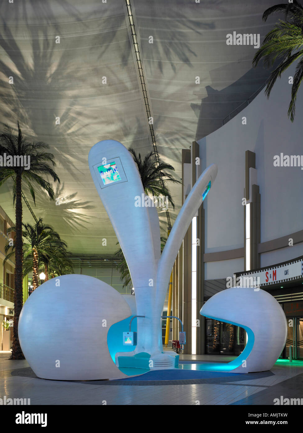 O2 shop interior hi-res stock photography and images - Alamy