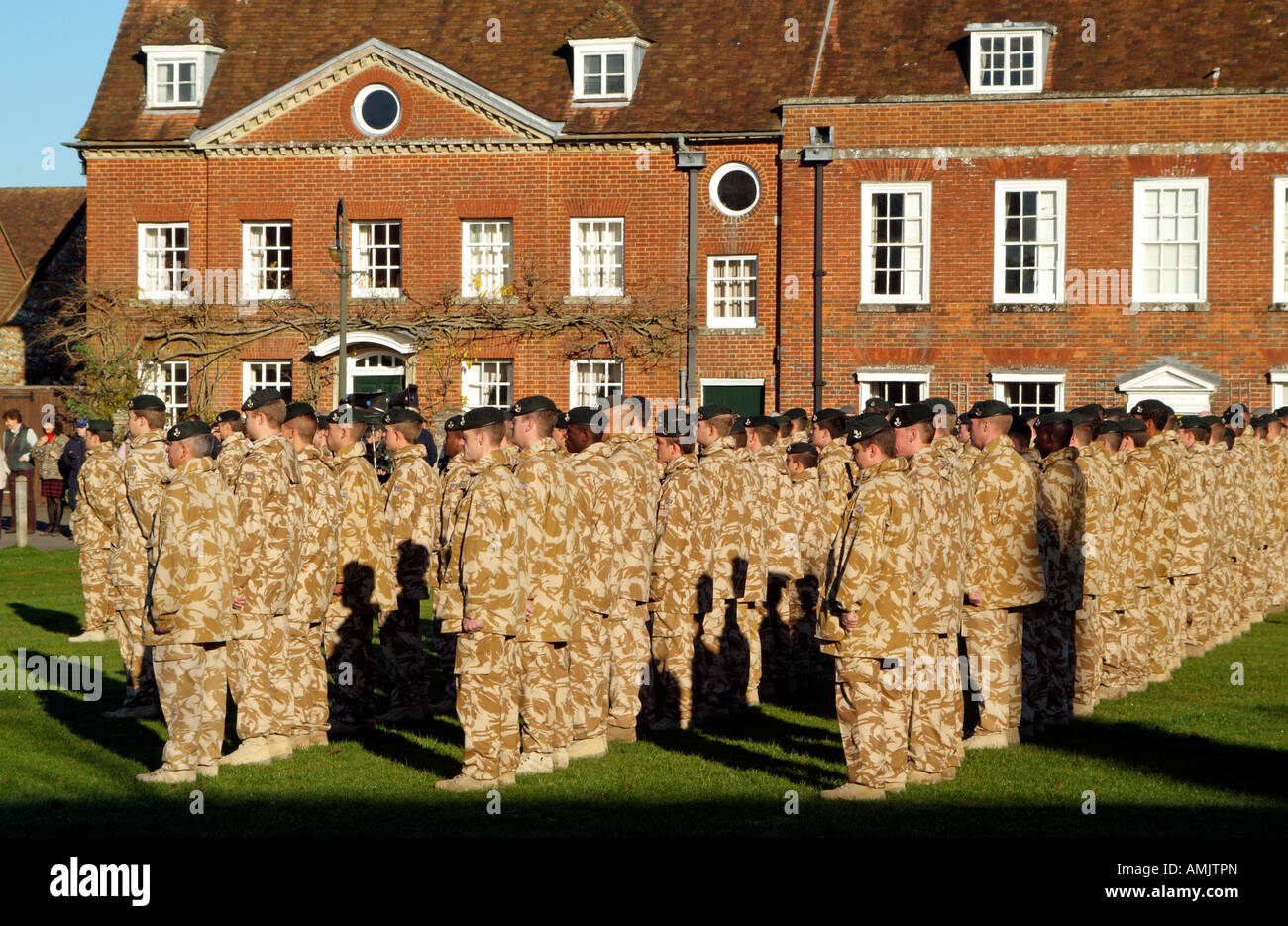 Soldiers rifles regiment in british hi-res stock photography and images ...