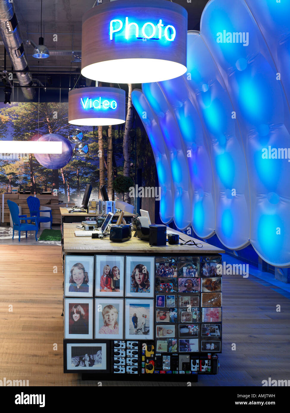 O2 shop interior hi-res stock photography and images - Alamy