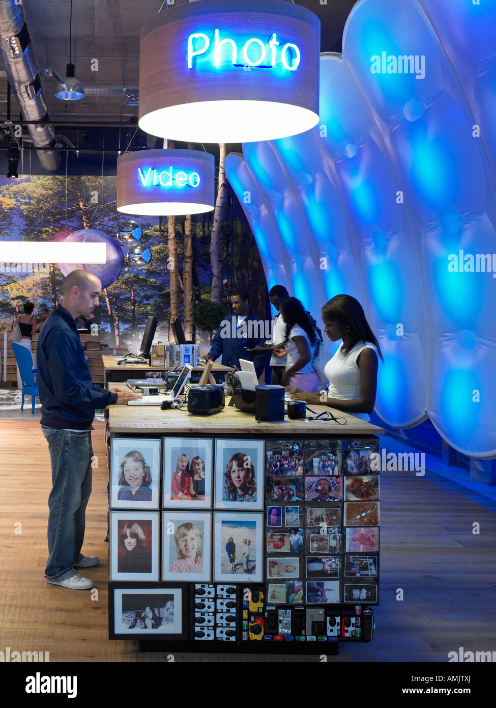 O2 Concept Store and Brand Experience, The O2, London Architect: Jordan ...