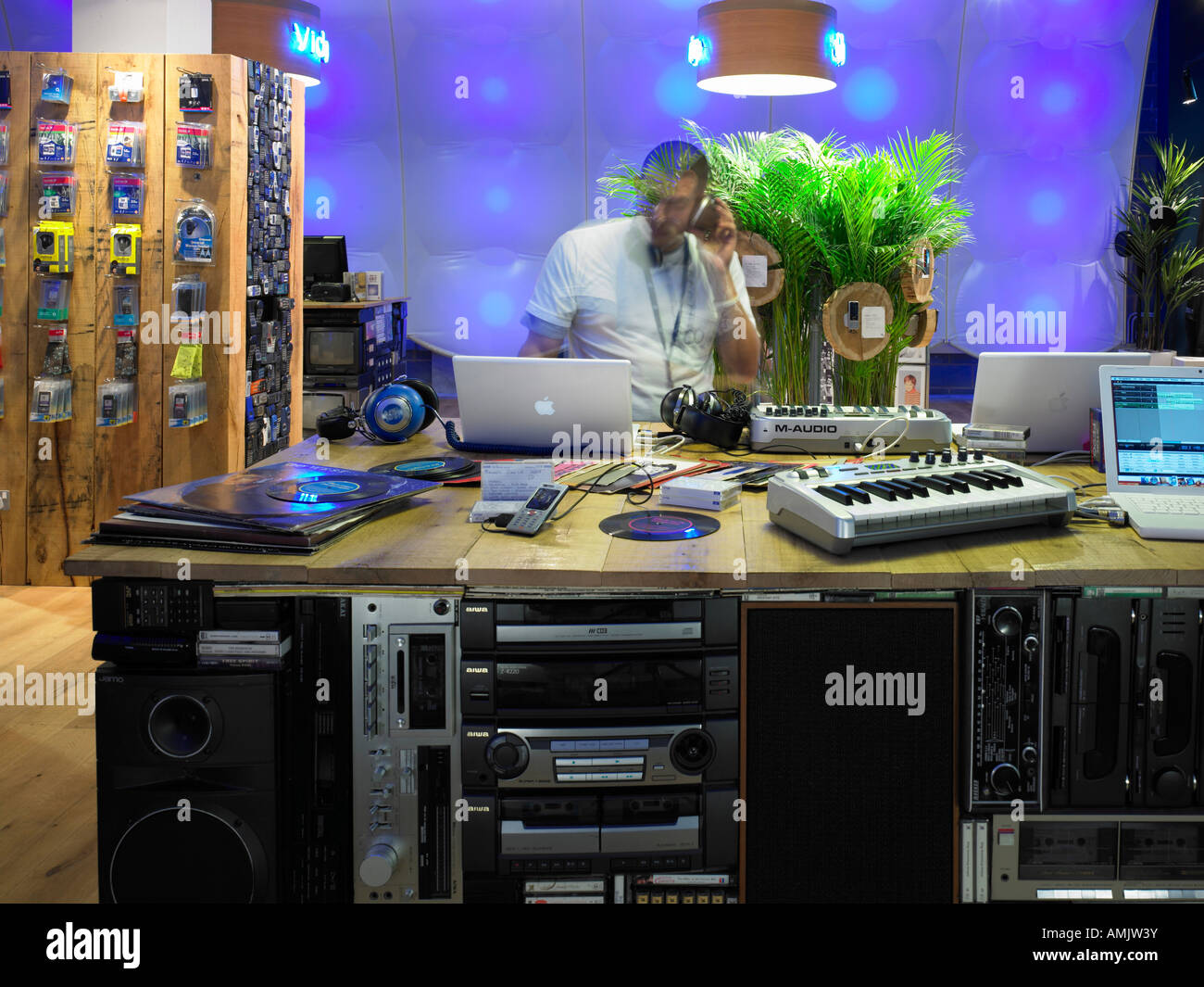 O2 shop interior hi-res stock photography and images - Alamy