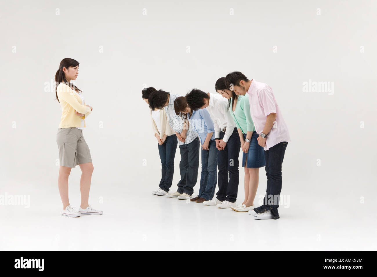 Japanese people bowing hi-res stock photography and images - Alamy