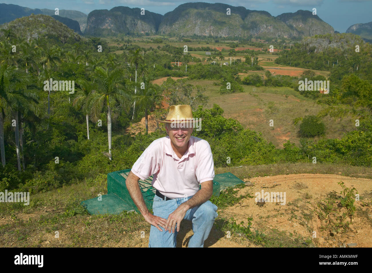 Photographer Joe Sohm in the Valle de Viñales in central Cuba Stock ...