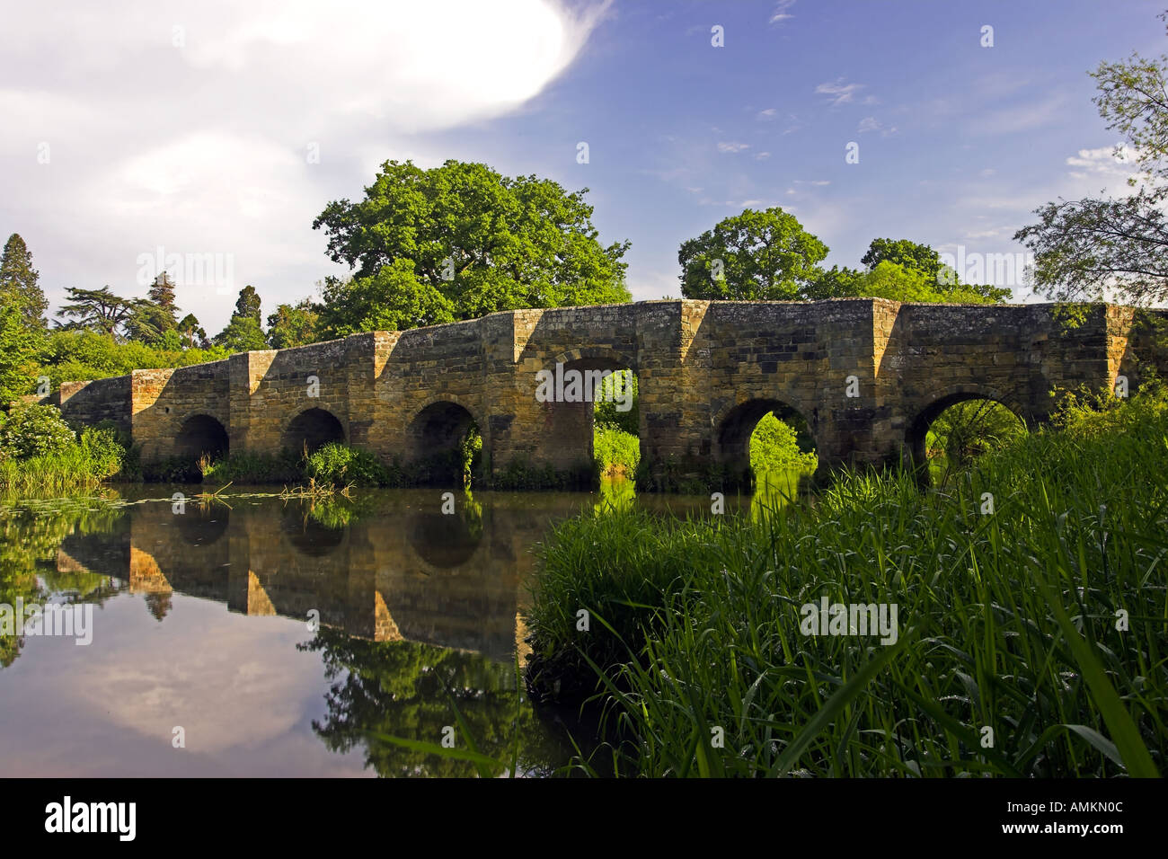 England medieval stone bridge hi-res stock photography and images - Alamy