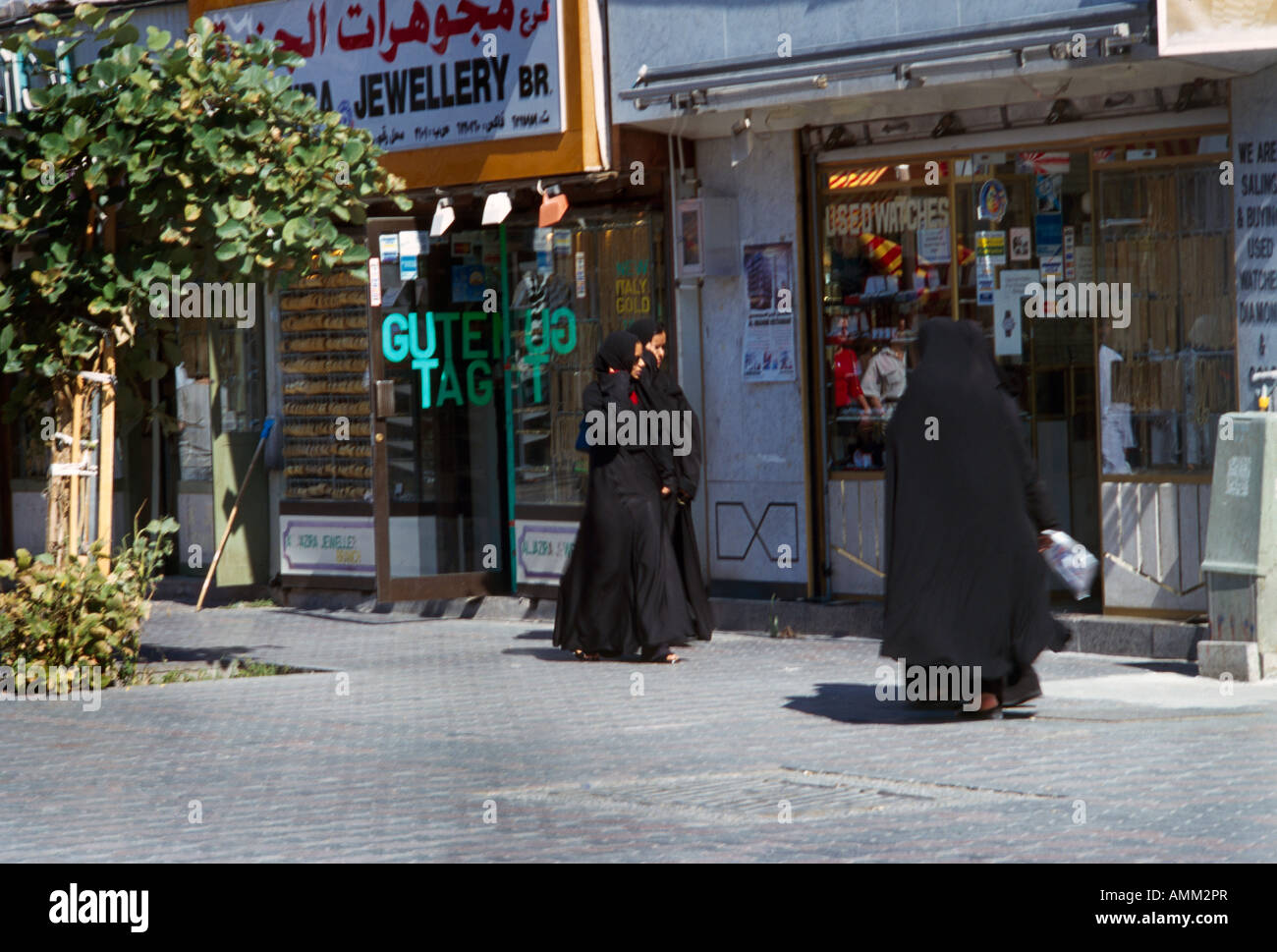 Shopping abu dhabi women hi-res stock photography and images - Alamy